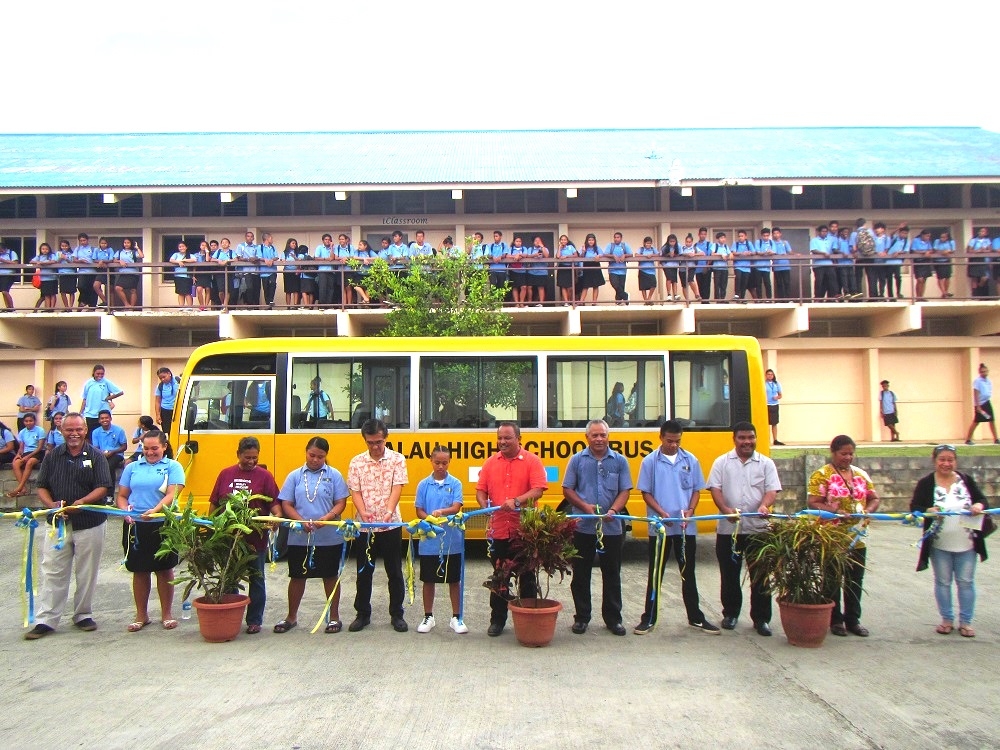 Japan Hands Over School Bus to Palau High School | Embassy of Japan in the Republic of Palau